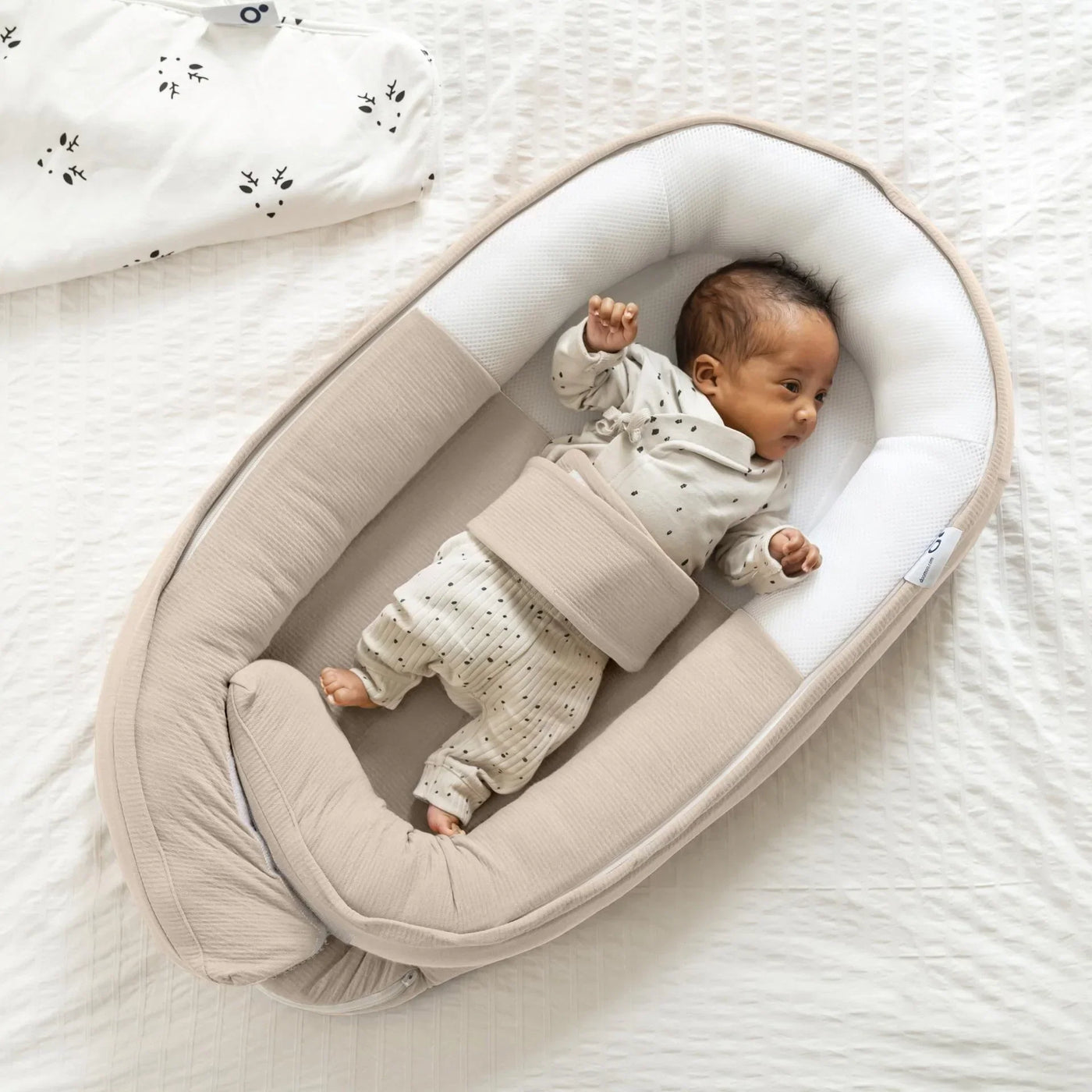 Doomoo - Baby Nest Cocoon Tetra Sand | Veilig en Knus – Het land van Ooit